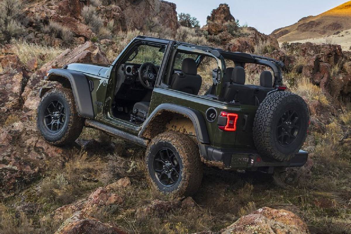 StriveME - مقارنة بين 3 سيارات ضخمة: تويوتا فور رنر وفورد برونكو وجيب رانجلر 2024